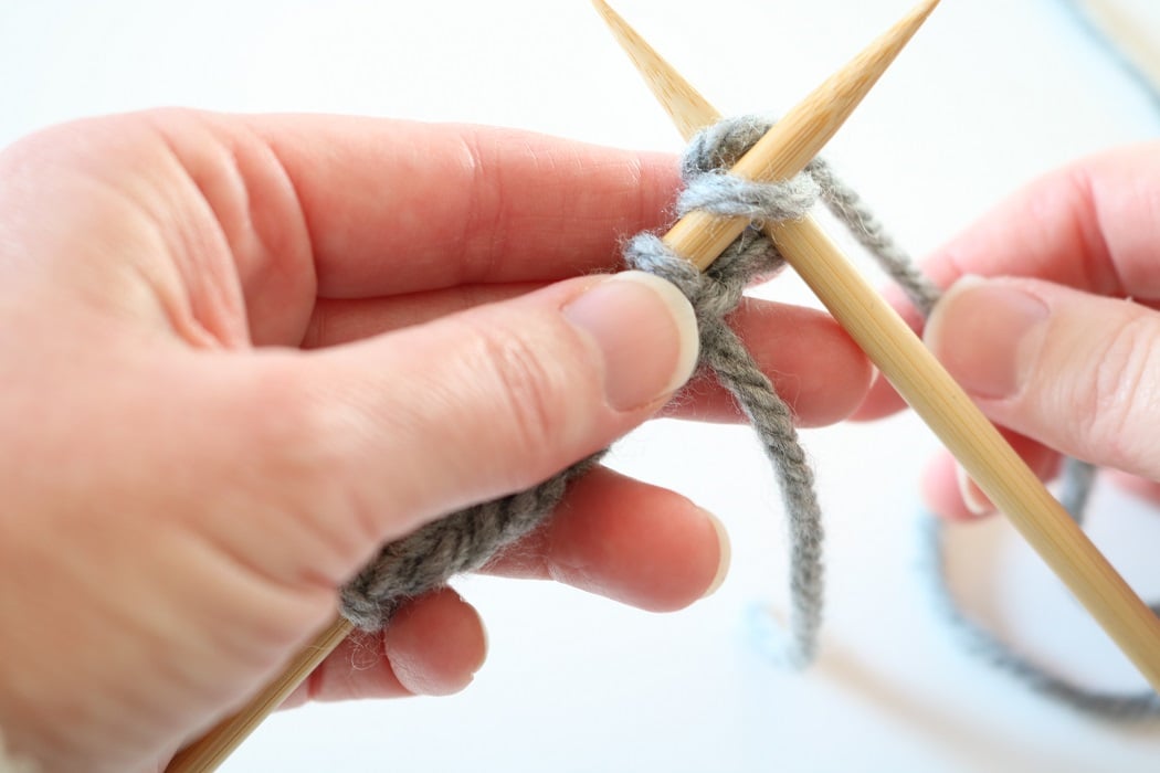 How to Knit Basic Knitting Stitches {free guide!} - A BOX OF TWINE