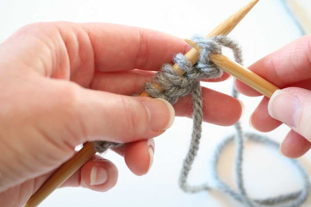 How to Knit Basic Knitting Stitches {free guide!} - A BOX OF TWINE